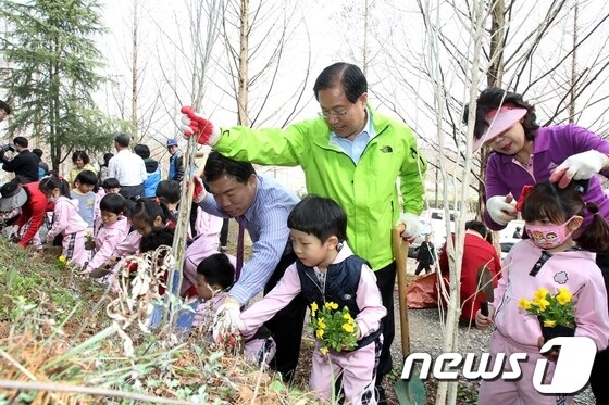 [풍경] 광주 북구, 무궁화 나무 심기 - 뉴스1