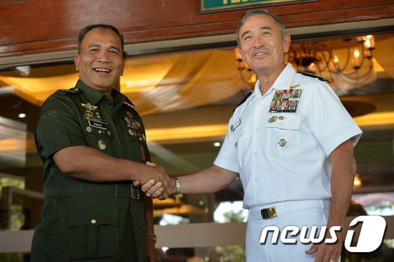 [사진] 손 맞잡은 미-필리핀 군장성 - 뉴스1