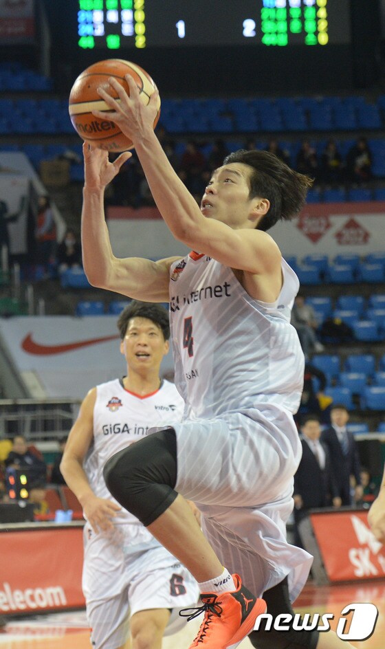 KT-KGC, 2대2 트레이드…김기윤·김민욱↔이재도·김승원 - 뉴스1