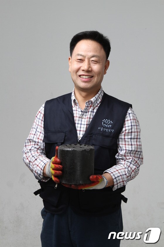 [사람]허기복 연탄은행 대표 "국민이 촛불 밑도 밝혀주길…" - 뉴스1