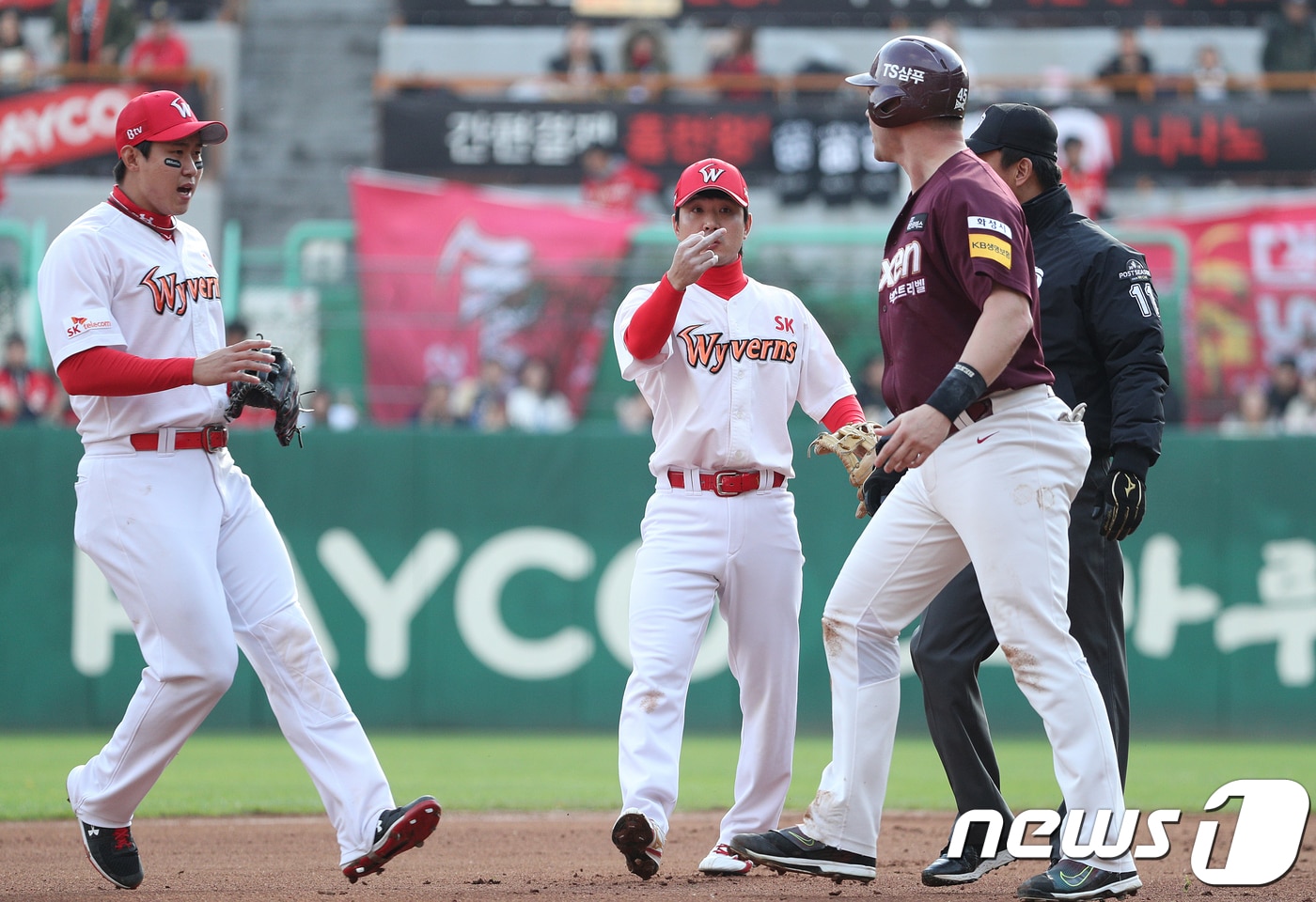 넥센-SK, 2G 연속 벤치클리어링…샌즈 2루 태클이 발단 - 뉴스1