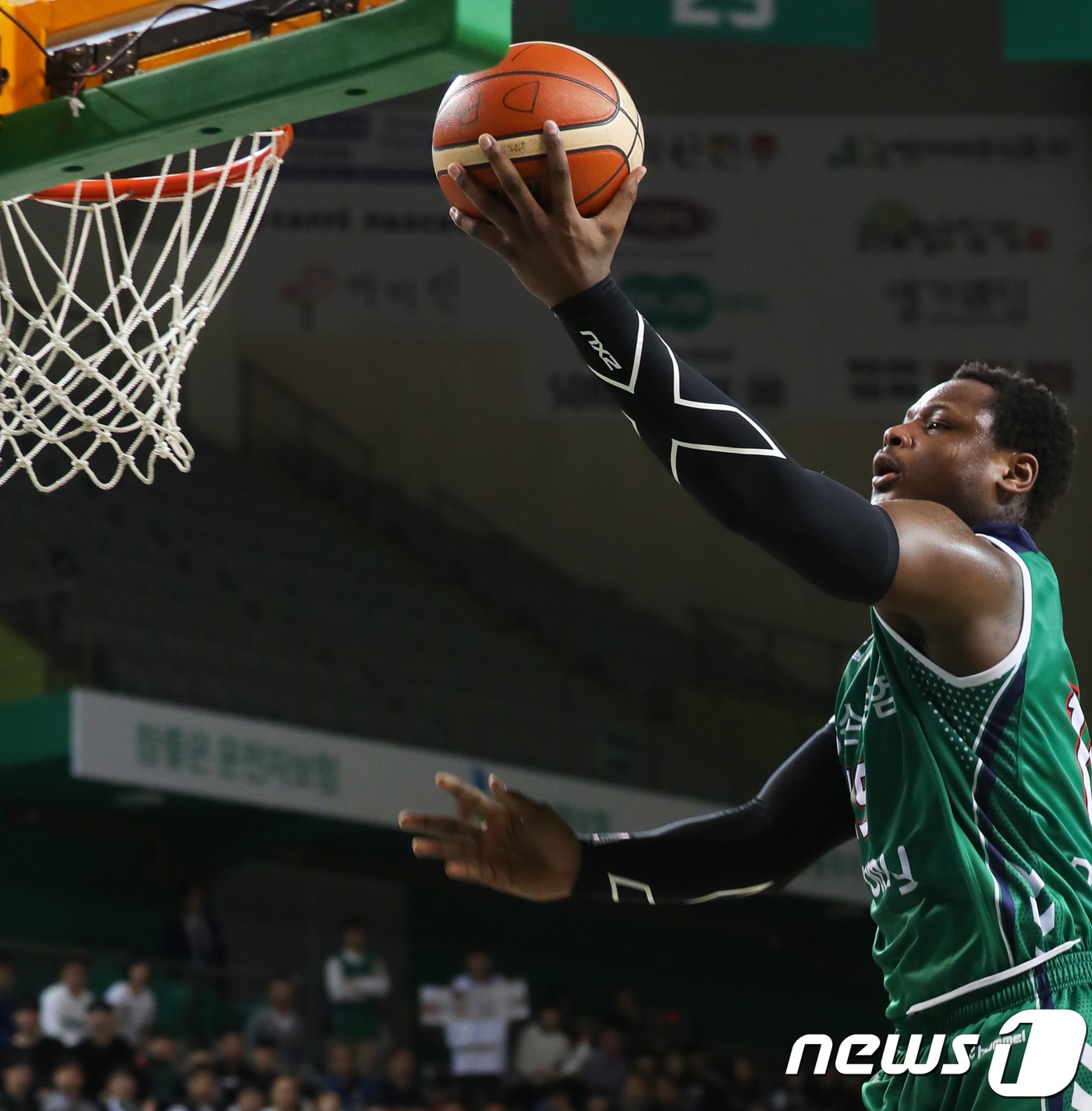 프로농구 KCC, '추억의 외인 MVP' 디온테 버튼 영입 - 뉴스1