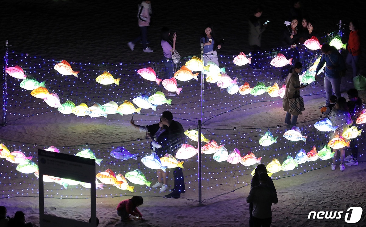 광안리어방축제 26일 뮤지컬 '어방' 공연·불꽃쇼로 개막 - 뉴스1