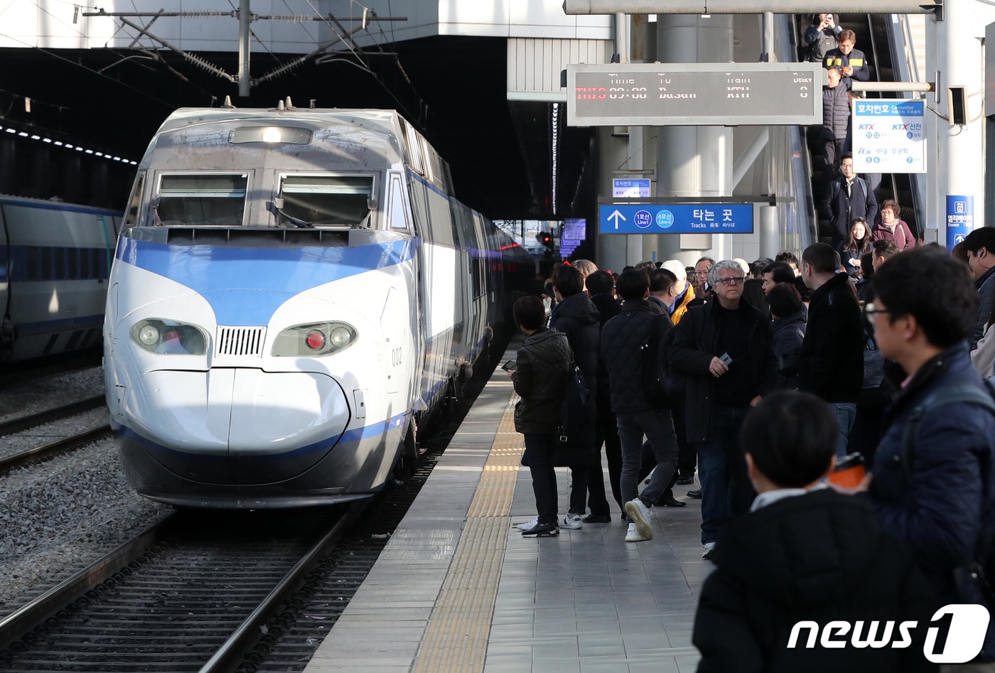 용산역 KTX "사람 치였다" 신고에 정차…알고 보니 잠든 노숙인 - 뉴스1
