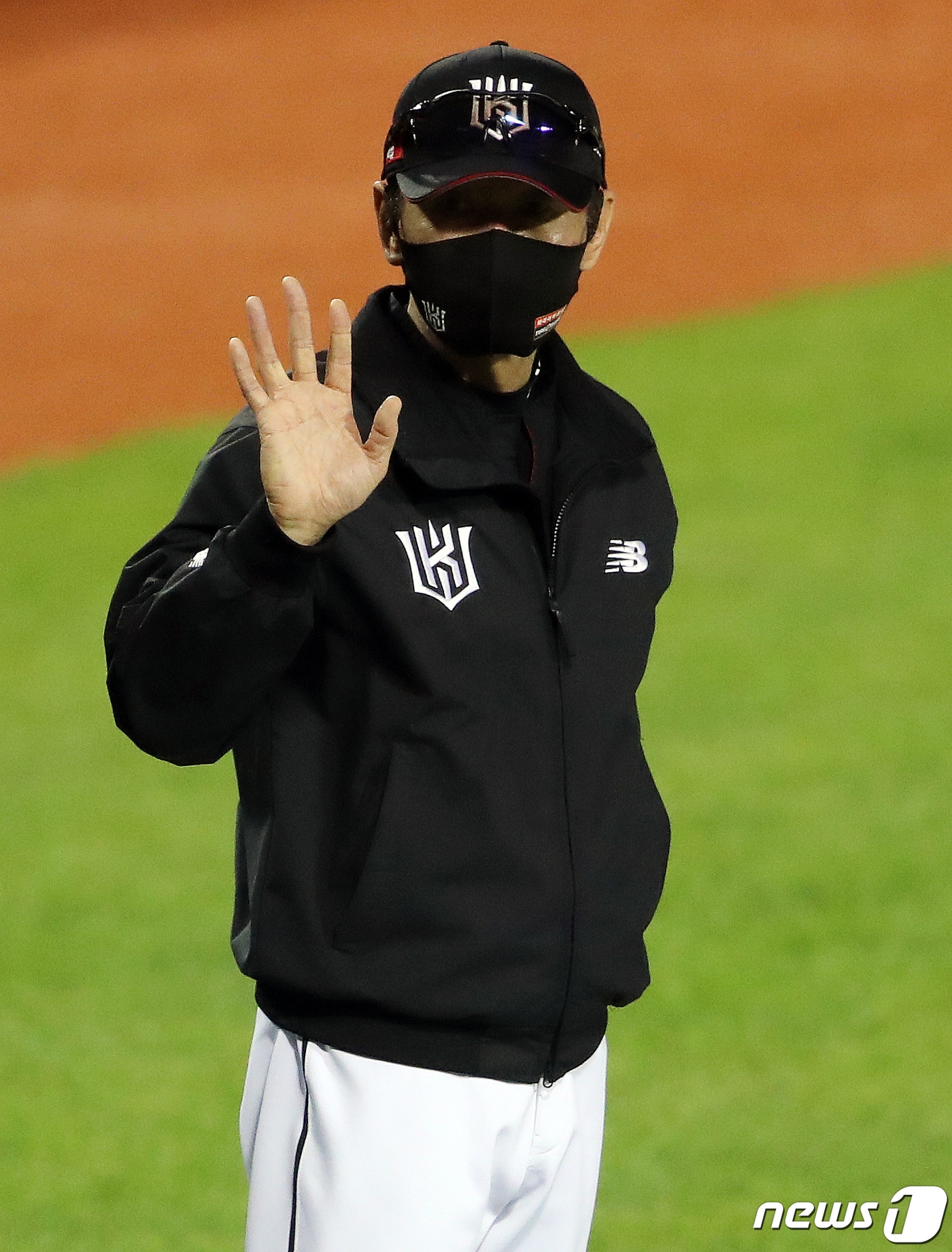 [KS] 이강철 KT 감독 "단기전은 기본기가 중요…1회부터 번트 작전" - 뉴스1