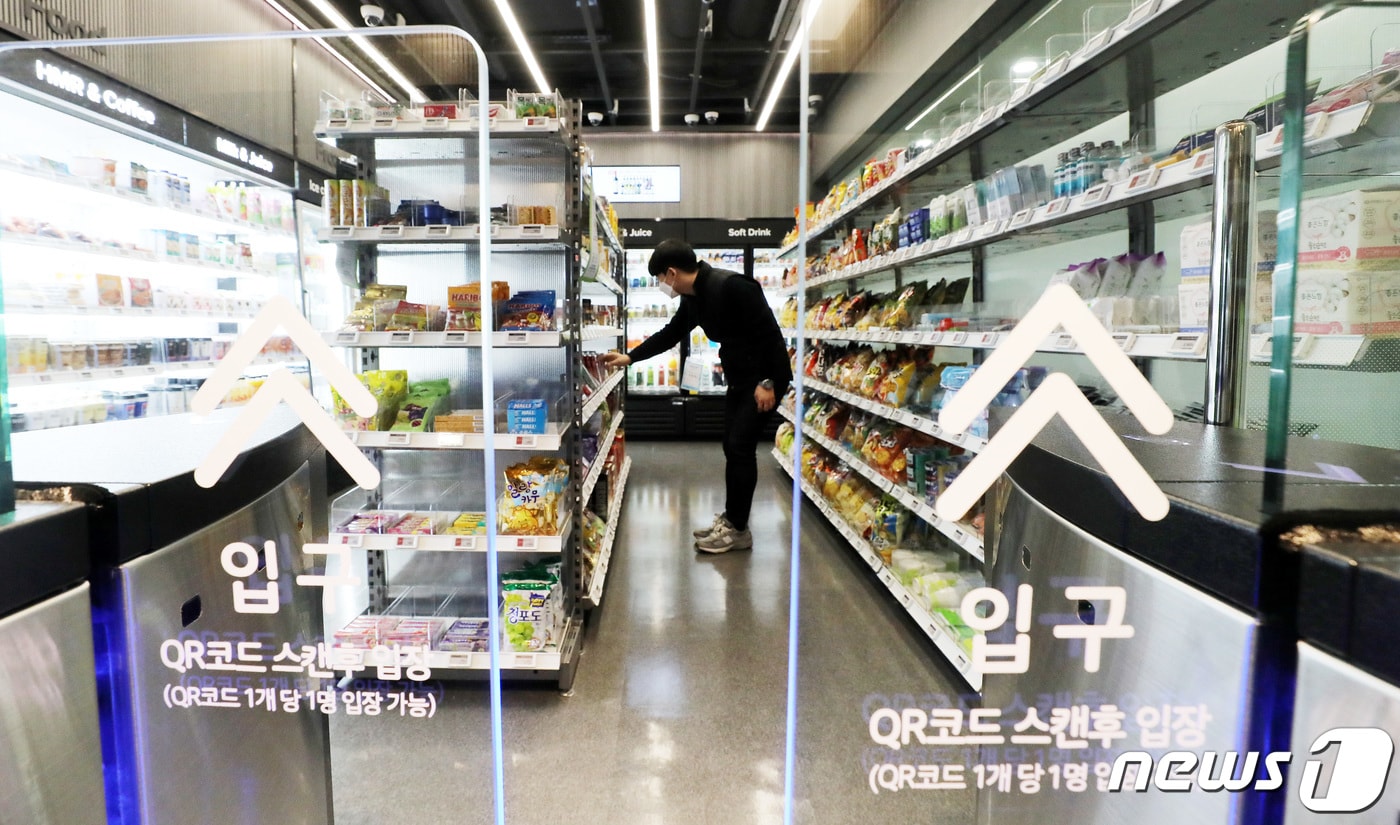 "CU 지속 vs GS25 늘리기"…무인 점포 상반된 전략 이유는? - 뉴스1