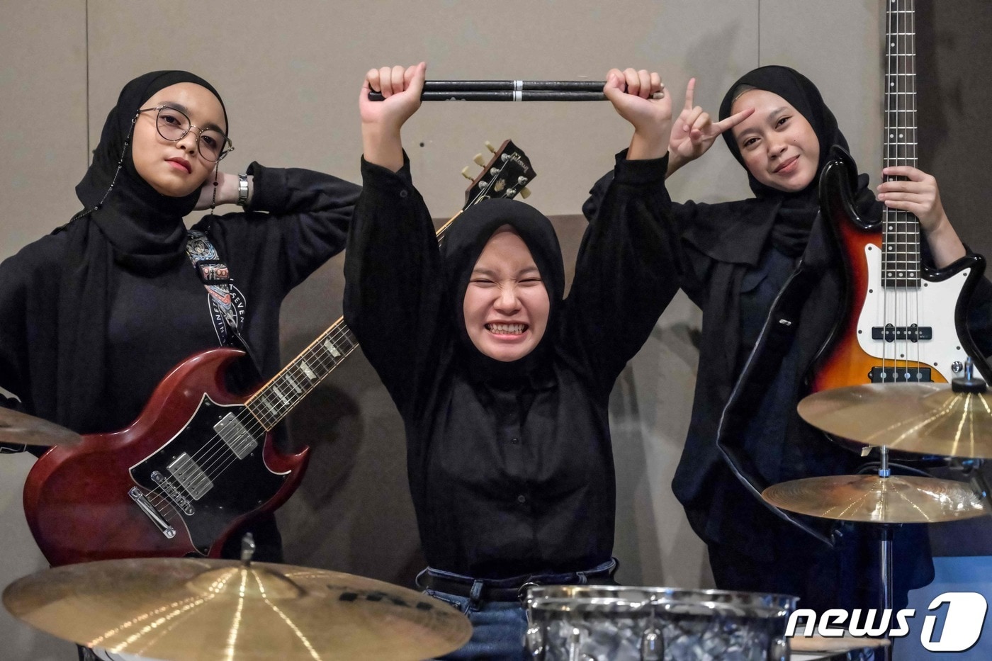 "넌 2류가 아냐"…히잡 쓰고 헤드뱅잉 하는 인니 여성 밴드 - 뉴스1