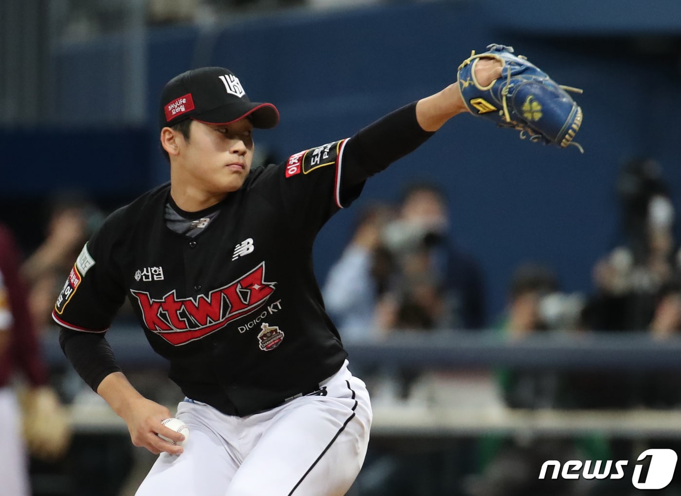 [준PO2] '만 19세 6일' KT 박영현, PS 역대 최연소 세이브 - 뉴스1