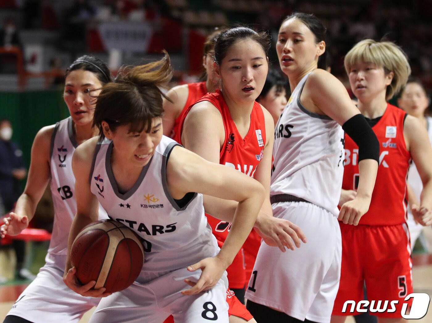 여자농구 '디펜딩 챔피언' KB, 상승세 BNK 꺾고 3연패 마감 - 뉴스1