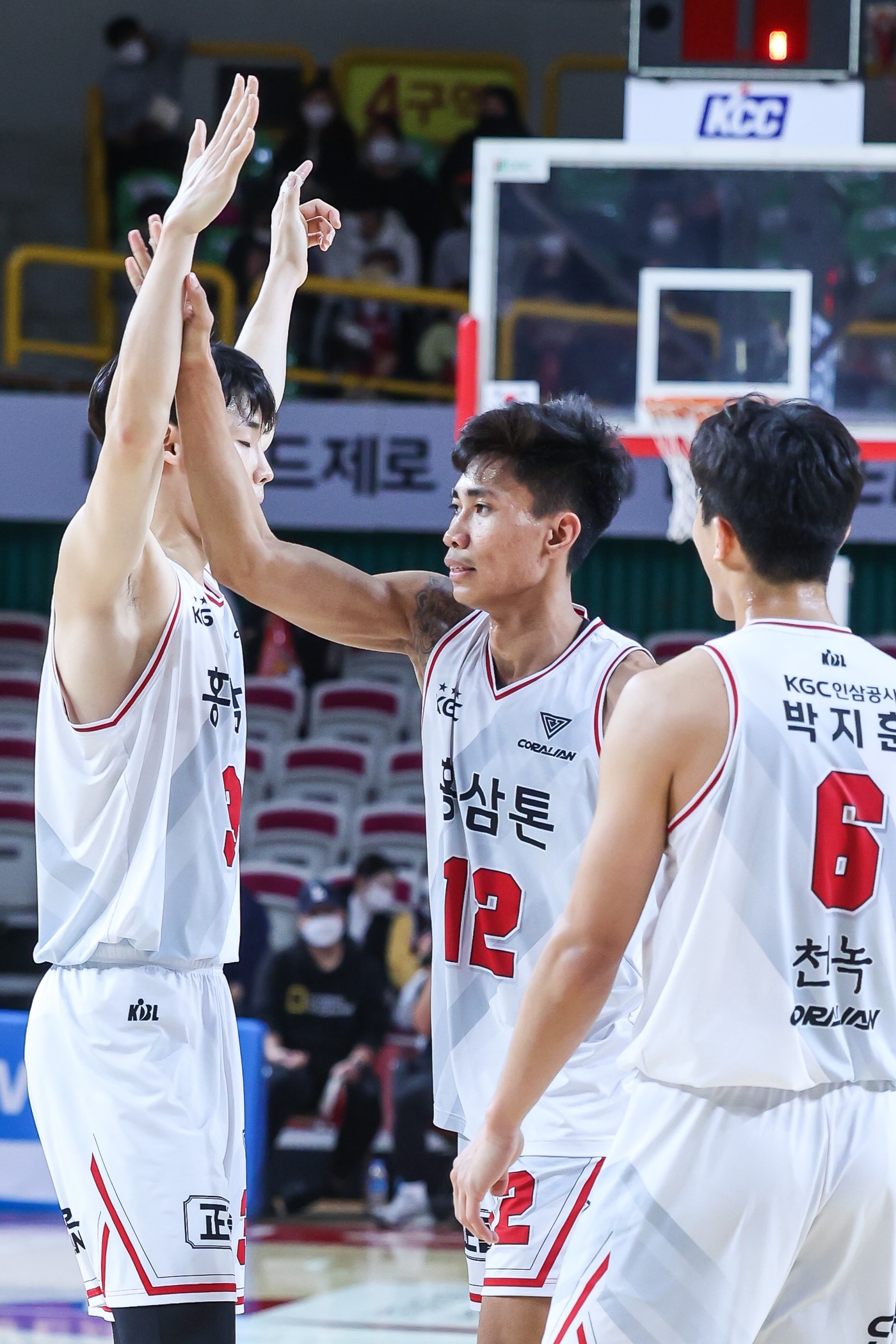 '두 자릿수 득점만 5명' 프로농구 KGC, LG 꺾고 시즌 10승 선착 - 뉴스1