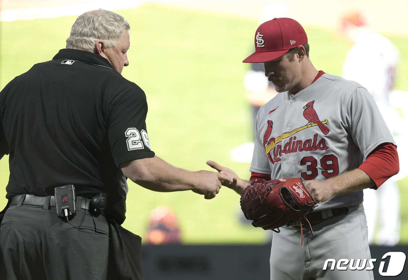 KBO, '반칙 투구' 규제 강화…이물질 적발 시 퇴장에 10G 출전정지 - 뉴스1