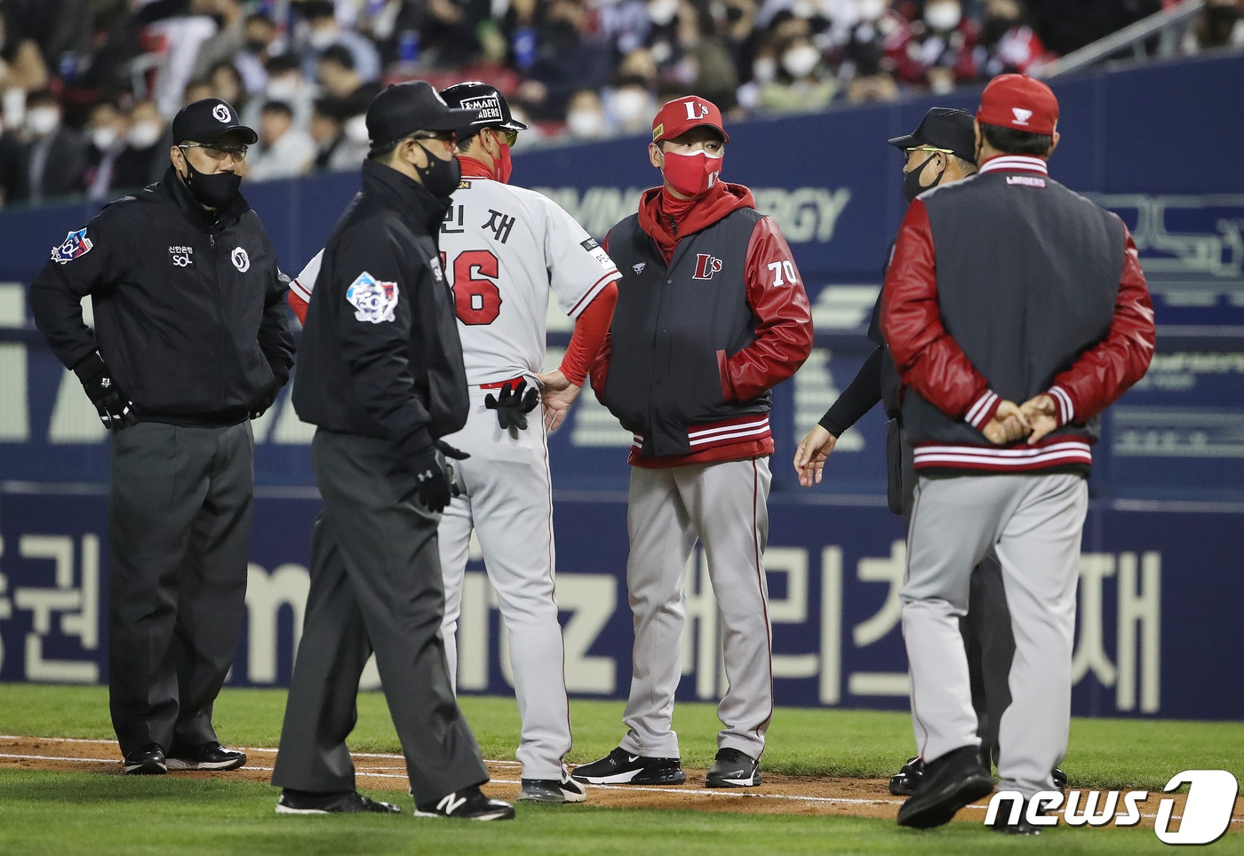 "명백한 오심" 파울 타구가 병살타로…SSG-LG전 1루심, 2군 강등 - 뉴스1