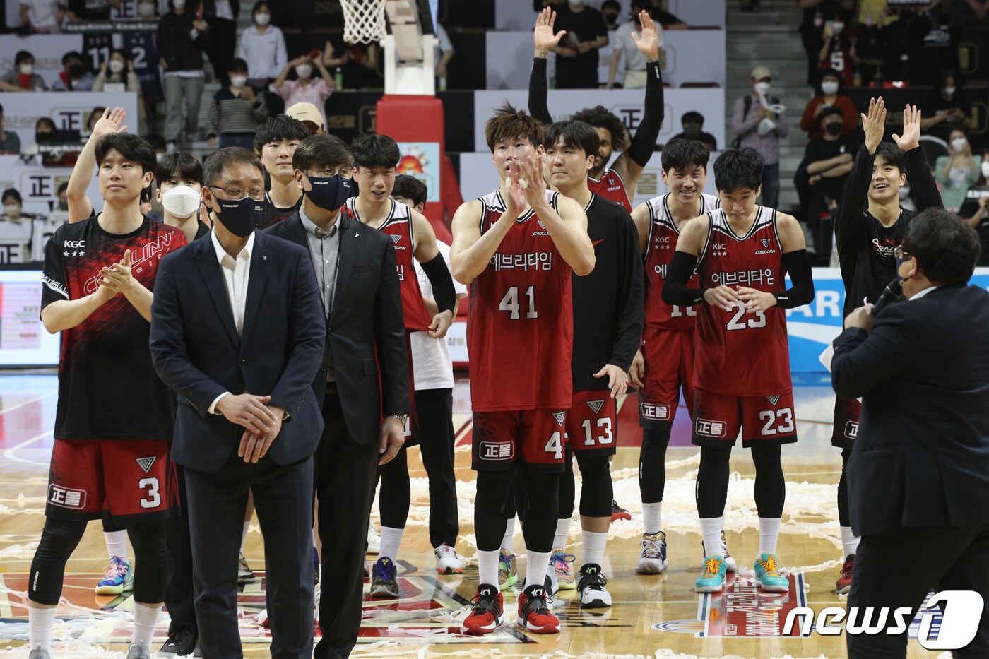 '0.8초 전 변준형 결승포' KGC, 챔피언결정전 진출…SK와 우승 다툼 - 뉴스1