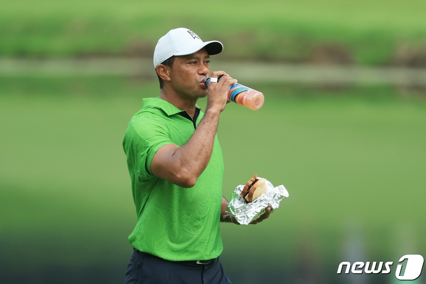 '골프 황제' 우즈, PGA 챔피언십 2R 1언더파 선전하며 컷 통과 - 뉴스1