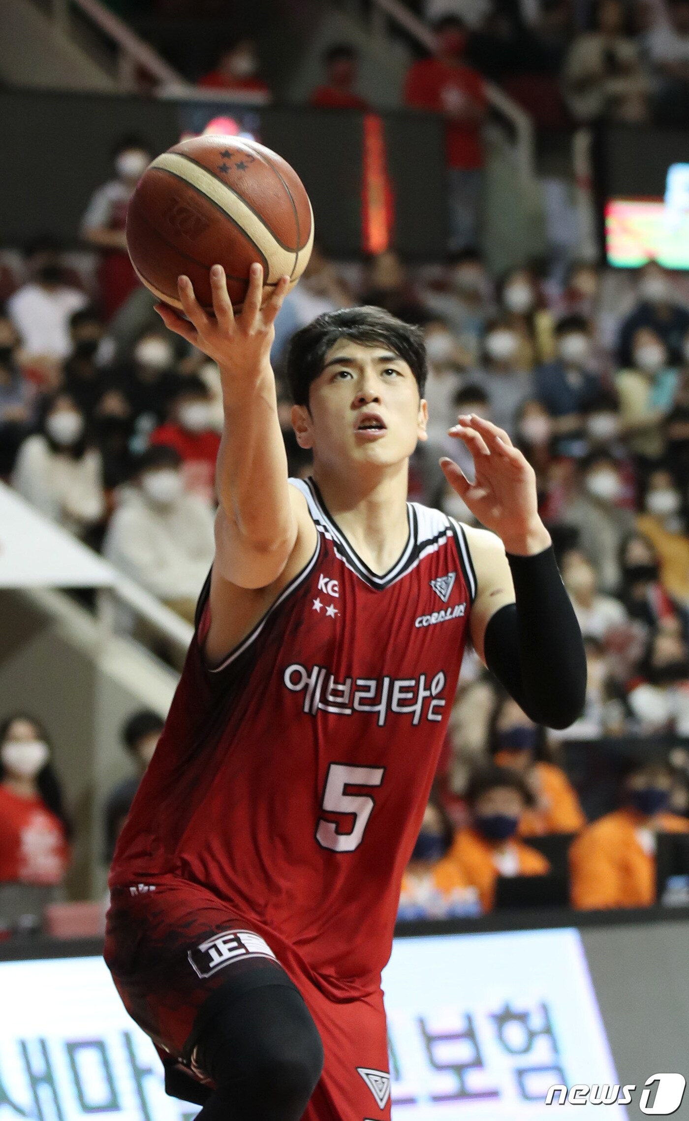 선두 KGC, KCC 잡고 2연승…KT는 가스공사에 4연패 안겨 - 뉴스1