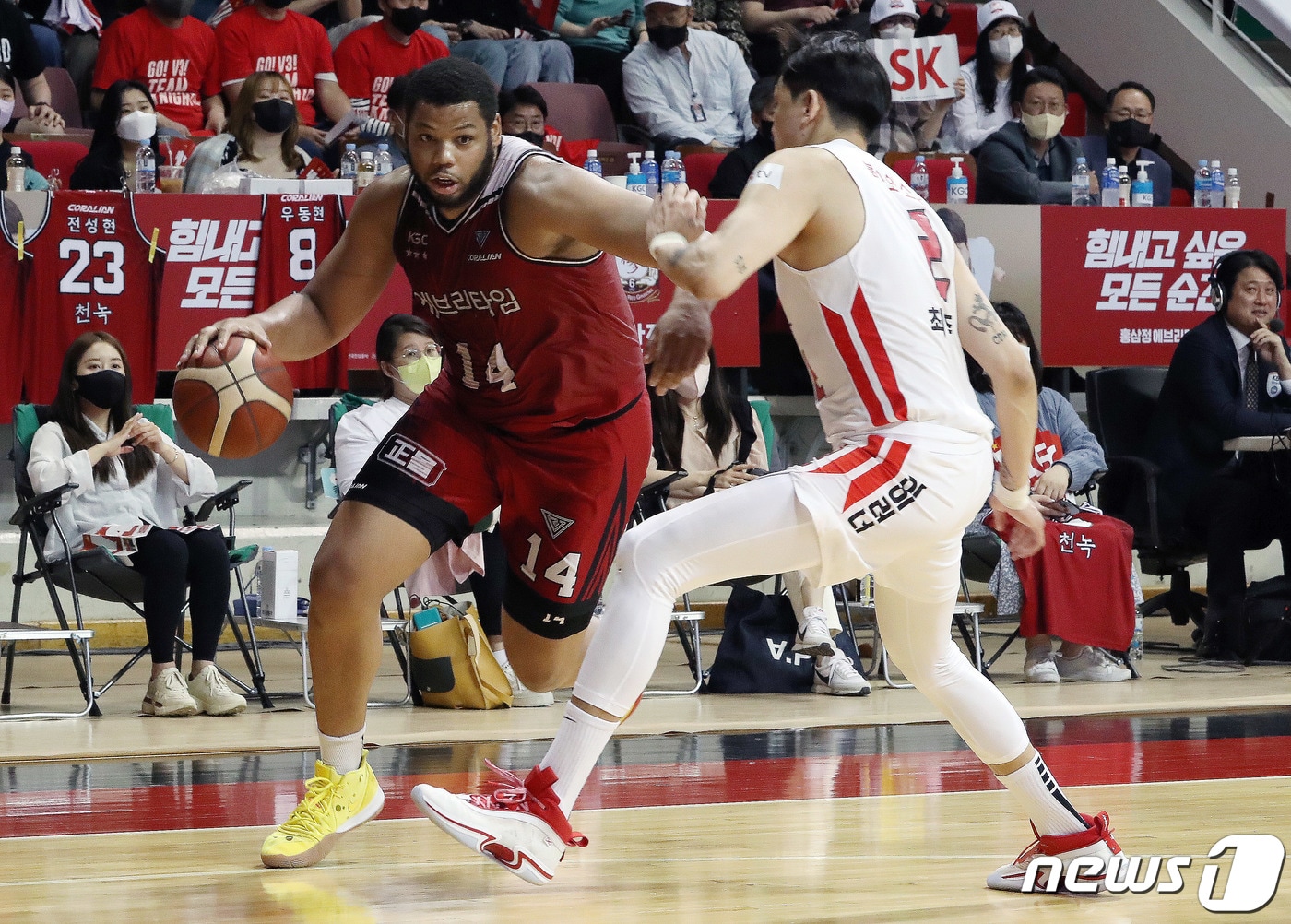 '스펠맨+먼로 40점 합작' KGC, LG에 역전승…현대모비스 3연승 - 뉴스1