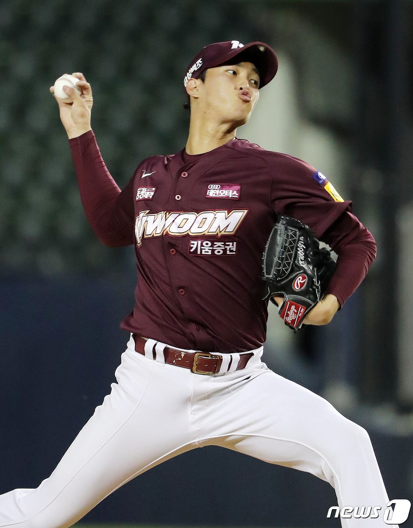 '안우진 쾌투·이형종 3타점' 키움, 두산 완파하고 5연패 탈출 - 뉴스1