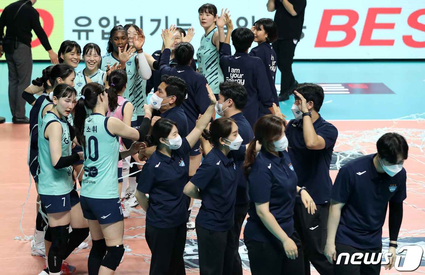 GS칼텍스, IBK기업은행 꺾고 한국도로공사 턱밑 추격…한국전력 2연승 - 뉴스1