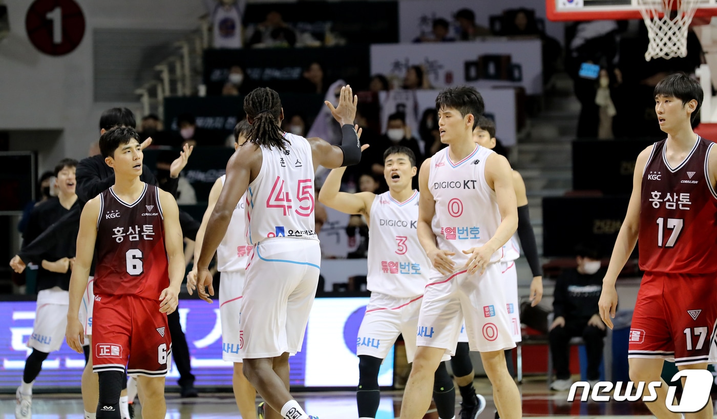 '한희원 18득점' KT, 선두 KGC 꺾고 6연승 질주 - 뉴스1