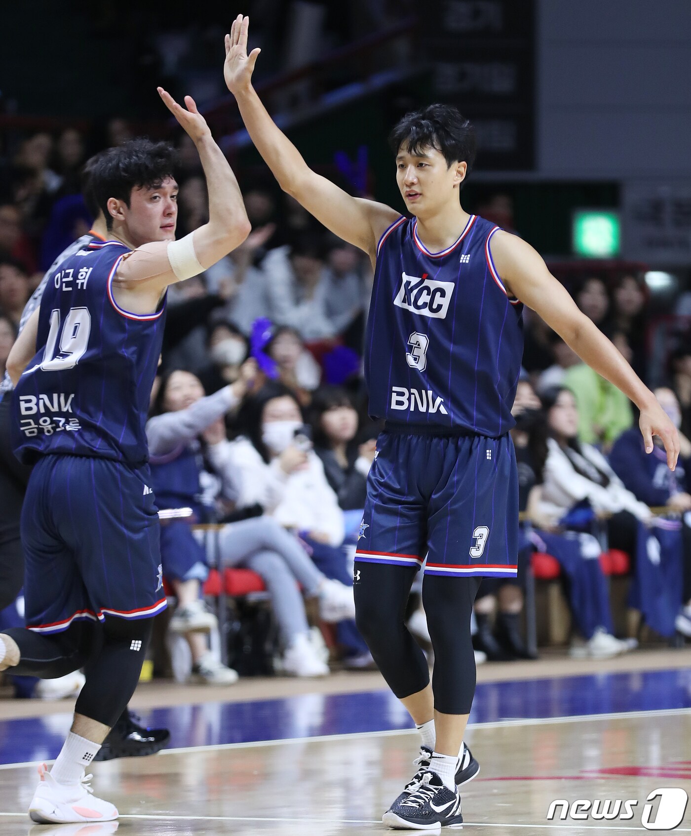 프로농구 KCC, '새 집' 부산 첫 경기서 승리…관중도 8780명 매진 - 뉴스1