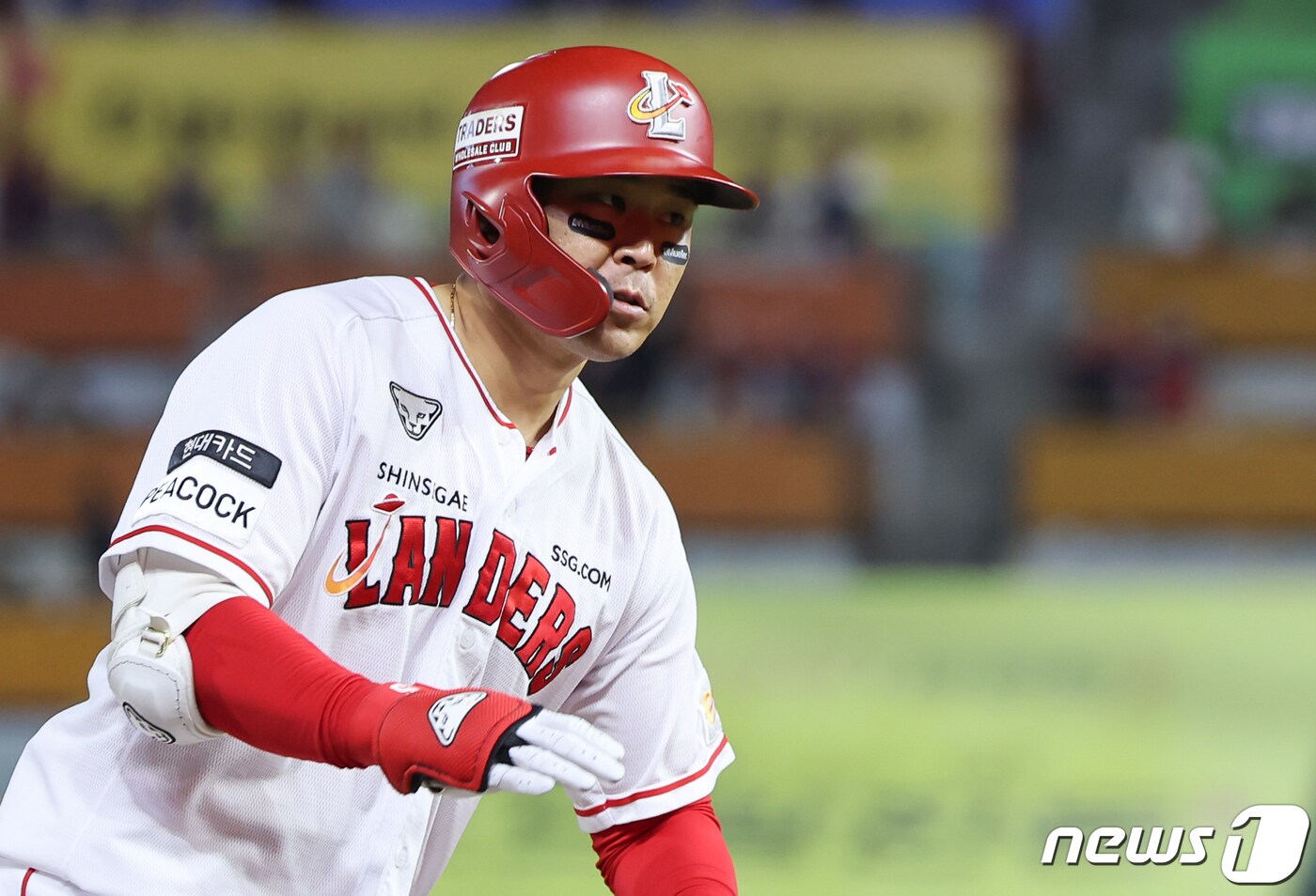 한유섬, 4회 무사 1루서 영양 만점 투런포…SSG, 2-4로 NC 추격[준PO2] - 뉴스1