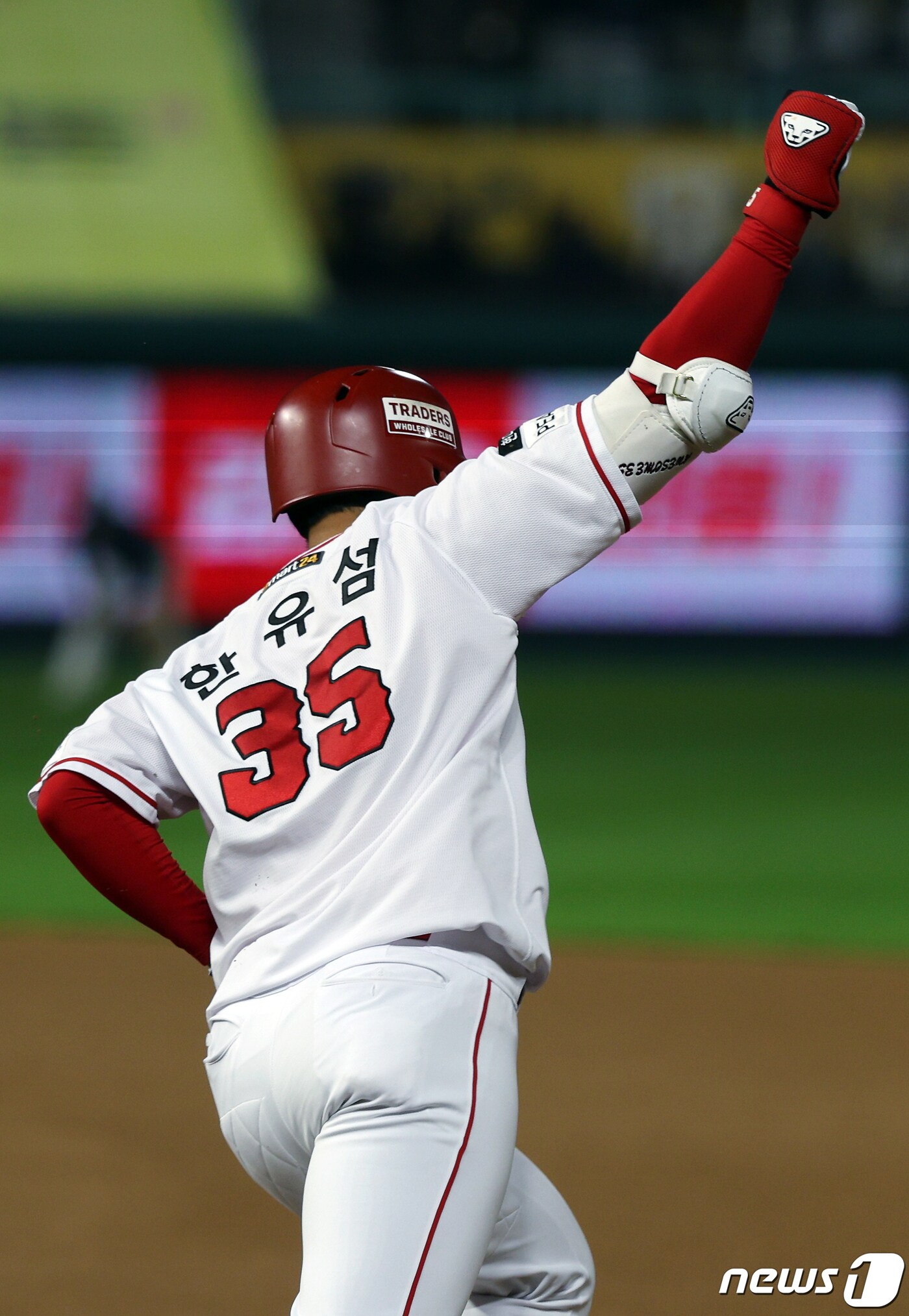 '뜨거운' 한유섬, 4회 이어 6회 연타석 홈런…SSG, 3-4 턱밑 추격[준PO2] - 뉴스1