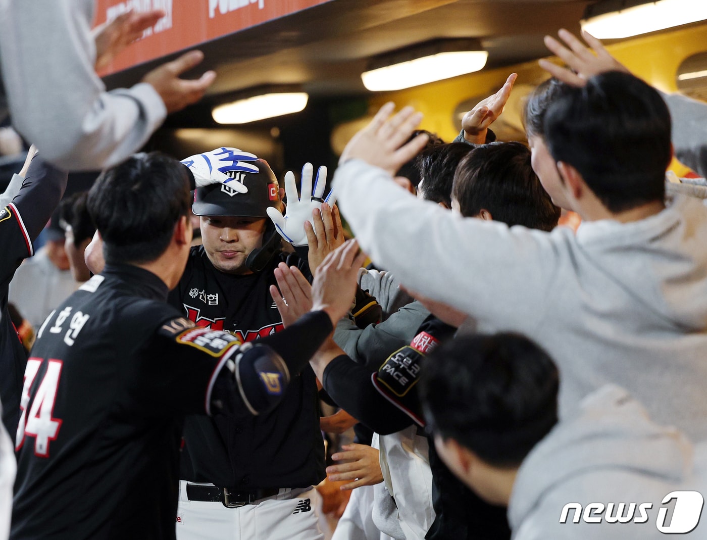 문상철, 7회 김영규 상대로 솔로포 폭발…KT 3-0 리드[PO3] - 뉴스1