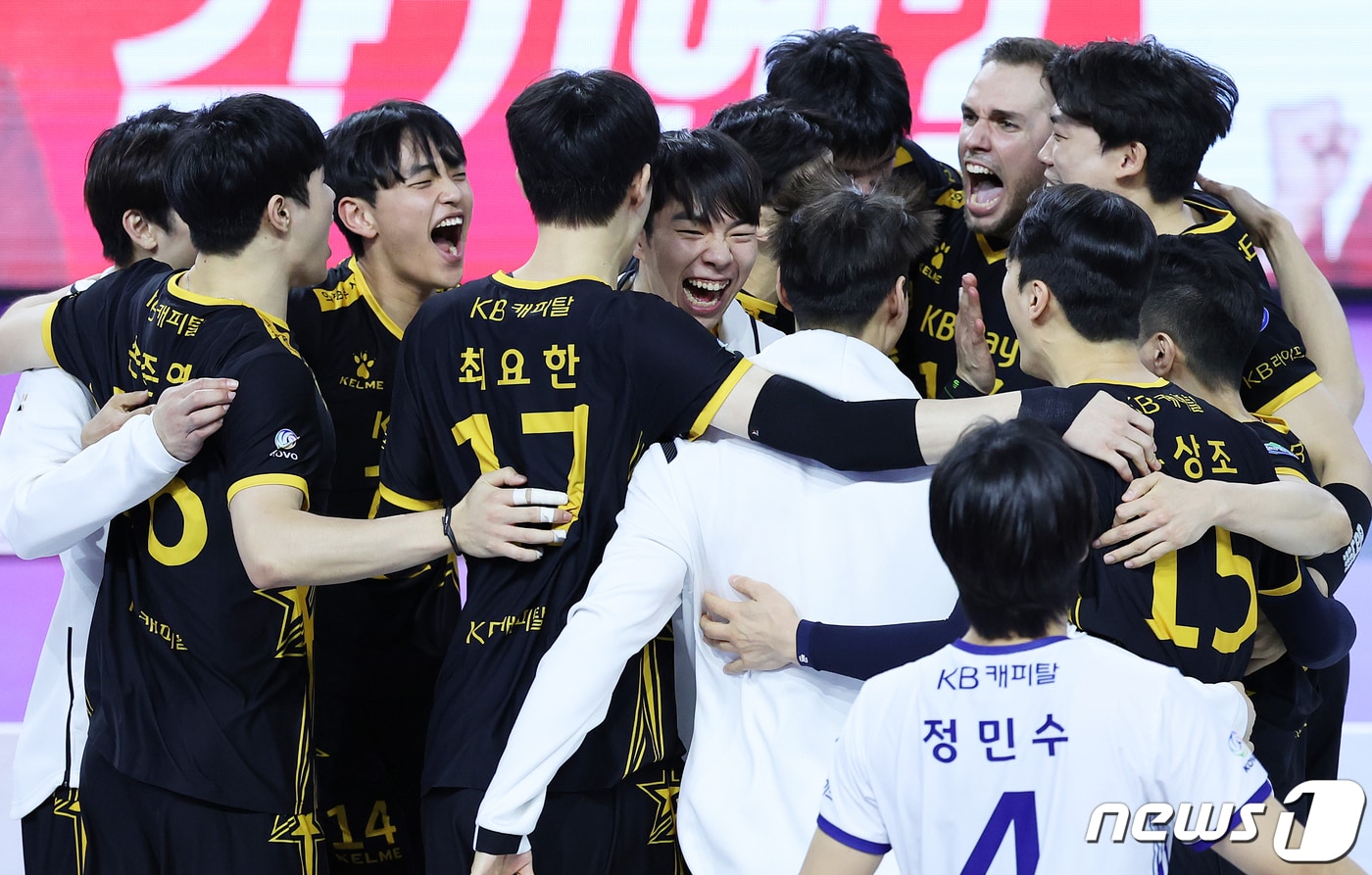V리그 KB,12연패 뒤 2연승…'43점' 비예나, '42점' 임동혁에 판정승(종합) - 뉴스1