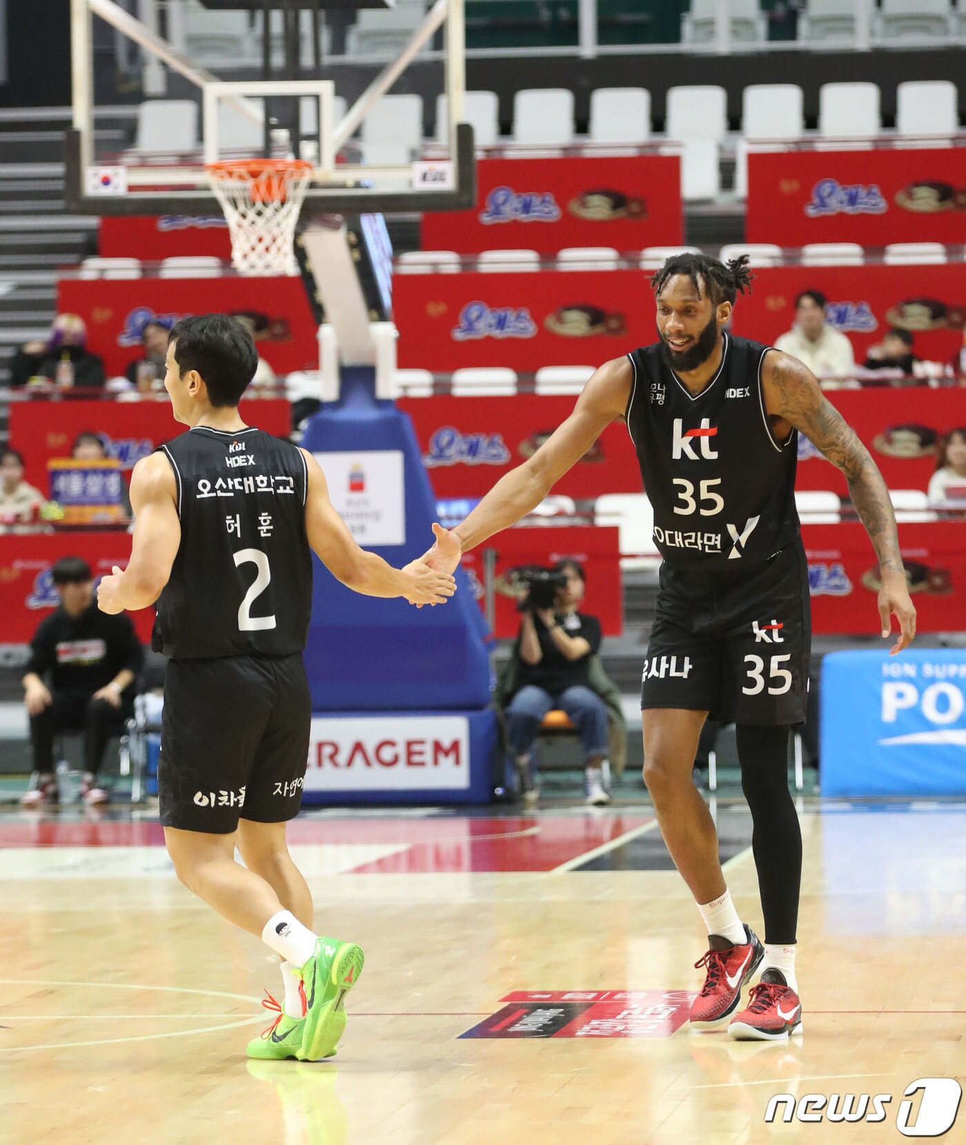 '배스 44점' KT, KCC 꺾고 공동 3위 도약…SK, 삼성 상대 9연승(종합) - 뉴스1