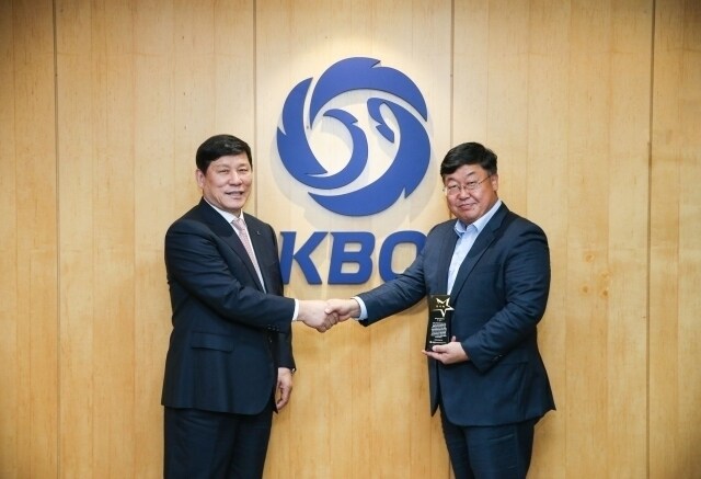 KBO, 포카리스웨트와 2027년까지 공식음료 스폰서십 연장 계약 - 뉴스1