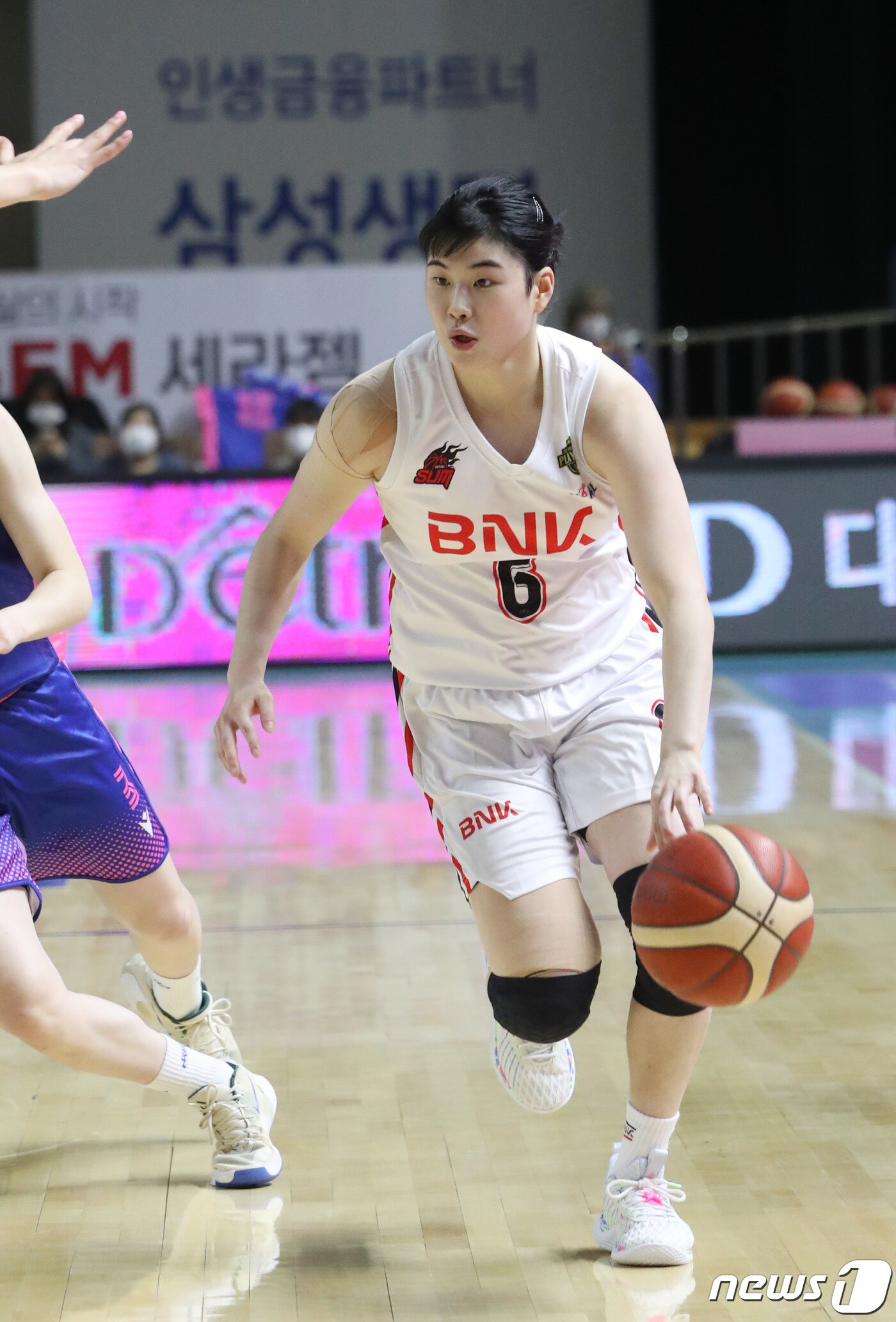 '이소희+김지은 37점 합작' 여자농구 BNK, 이란 대표팀에 43점차 대승 - 뉴스1