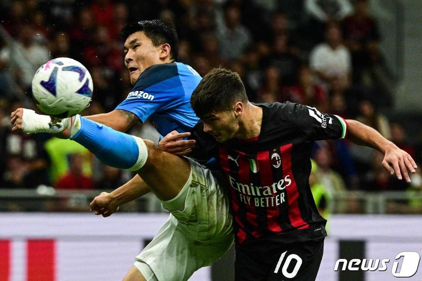 살아난 '괴물 수비수' 김민재, AC밀란에 설욕하고 UCL 4강 오를까 - 뉴스1