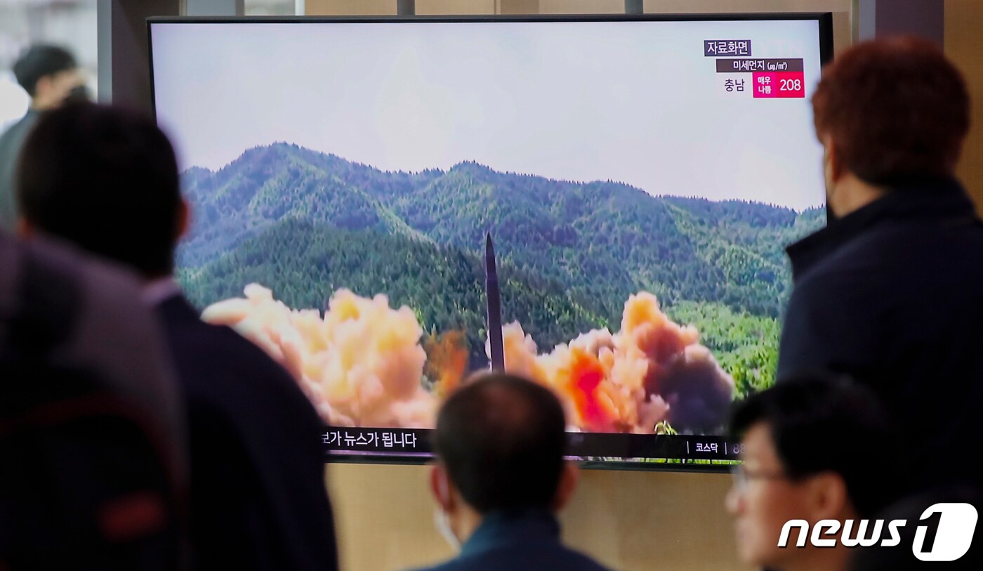 북한 또 쐈다…동해상으로 쏜 ICBM급, 日 EEZ밖 낙하(종합) - 뉴스1