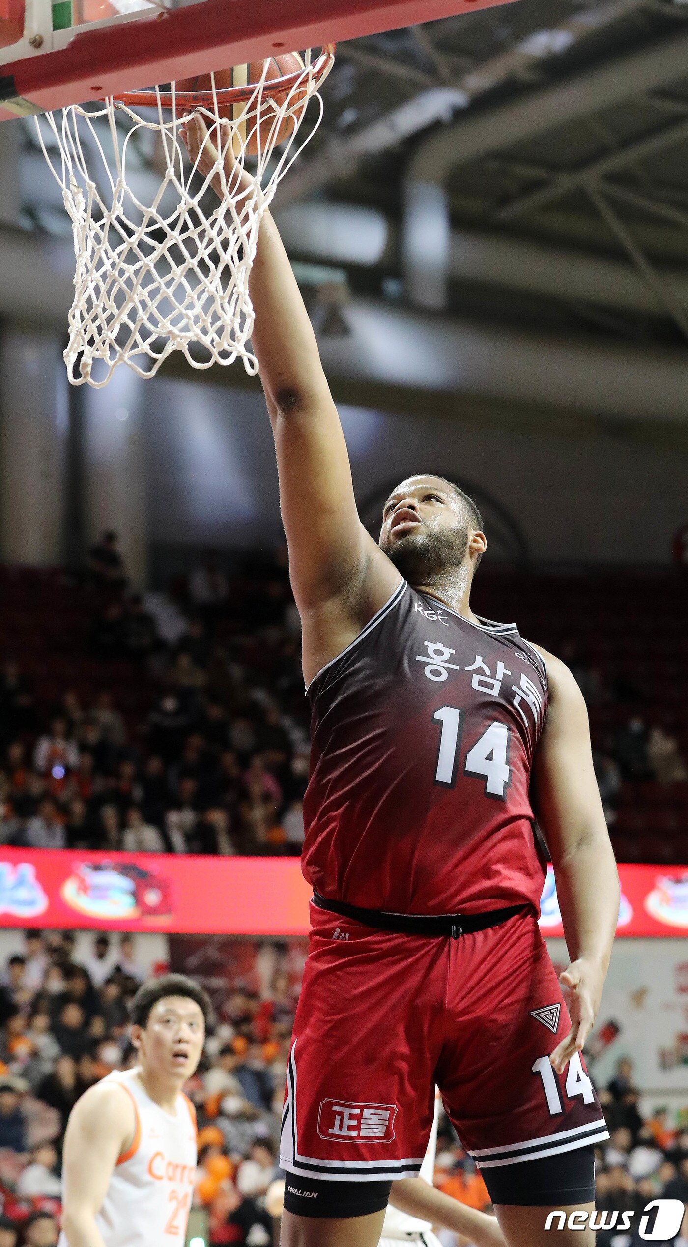 KGC, 4강 PO 1차전서 캐롯 56점차 대파…역대 최다점수차 승리 신기록 - 뉴스1