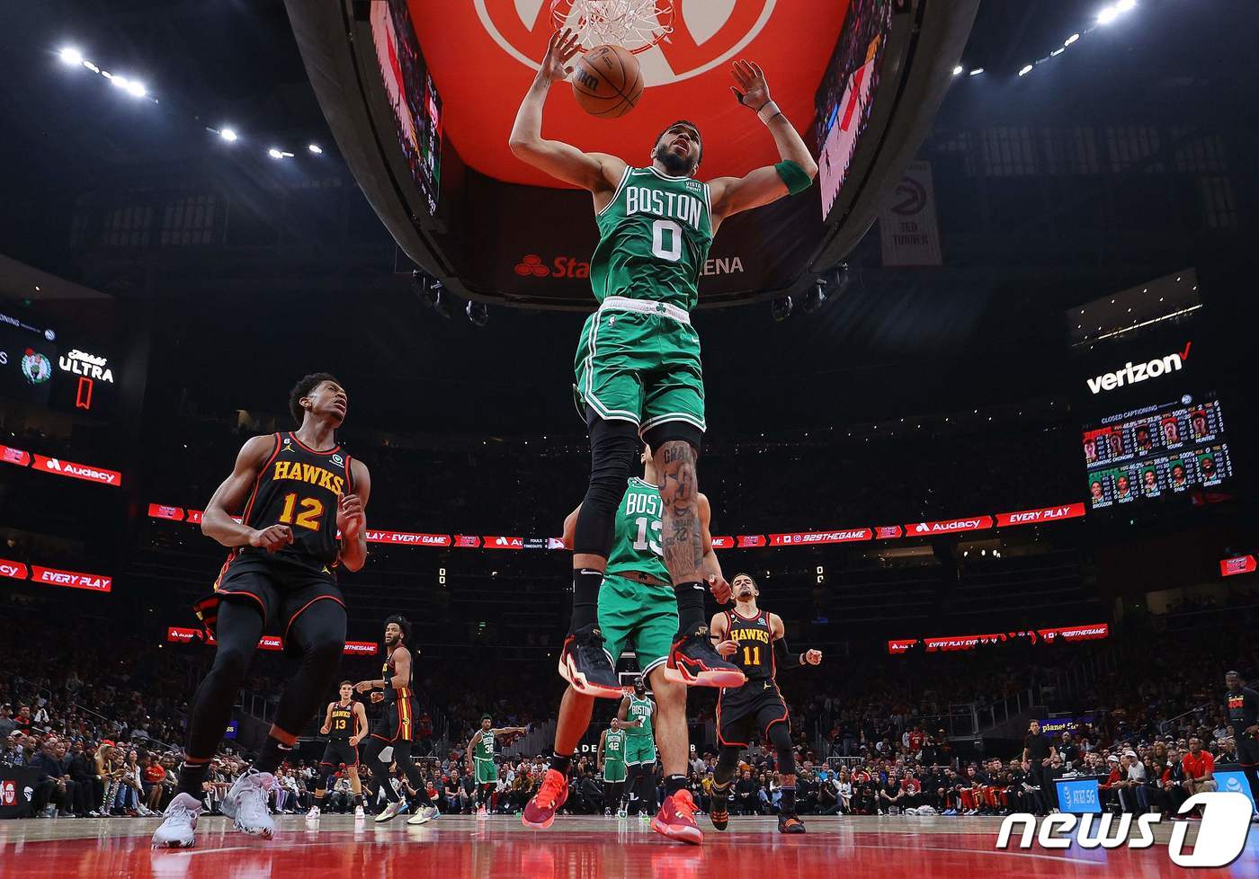 '테이텀+브라운 62점 합작' 보스턴, 애틀랜타 꺾고 동부 PO 2R 진출 - 뉴스1