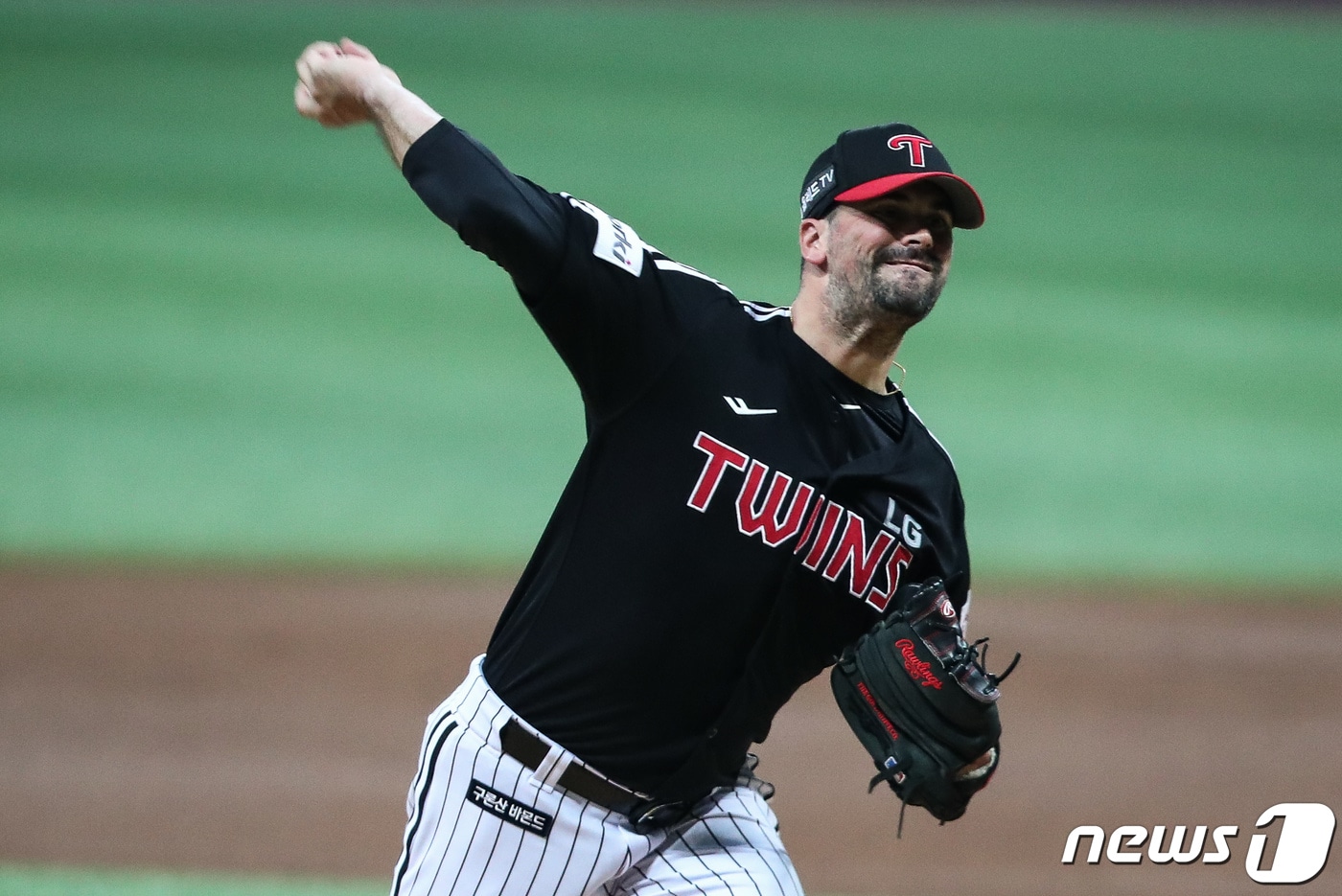 LG, SSG 잡고 선두 재탈환…롯데 988일만의 6연승, 0.5G차 3위(종합) - 뉴스1