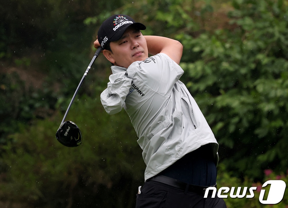 이정환, KPGA 선수권 3R 선두 도약…5년 만에 우승 겨냥 - 뉴스1