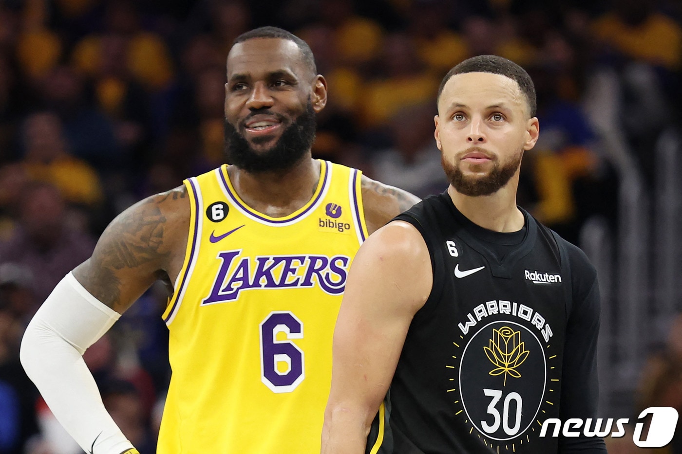 제임스의 레이커스, 커리 분전한 골든스테이트 꺾고 PO 2R 기선제압 - 뉴스1