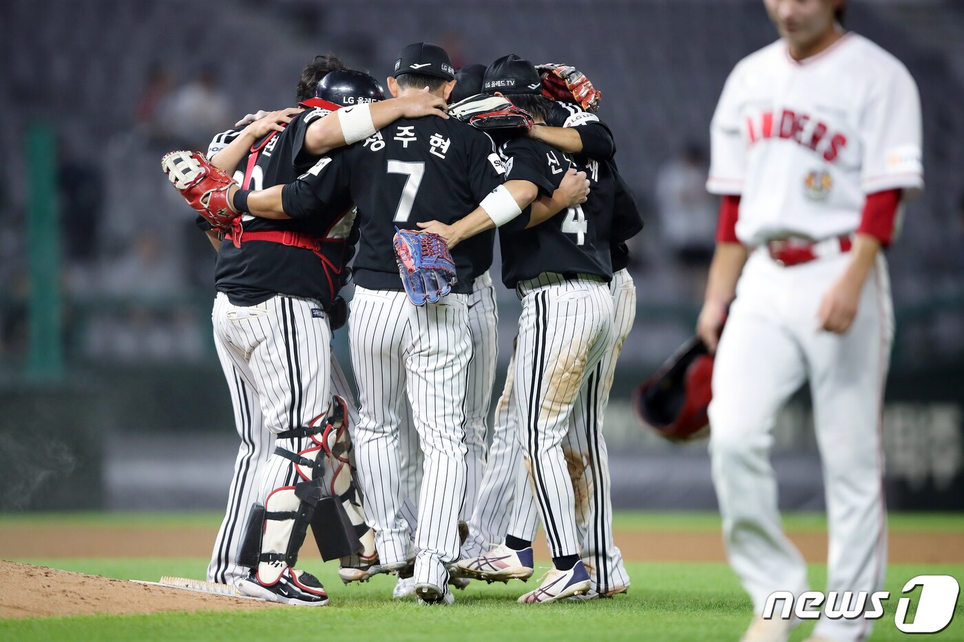 LG, SSG 14-0 완파 '선두 탈환'…한화는 1005일 만에 5연승(종합) - 뉴스1