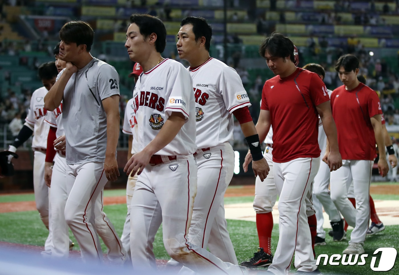 선두 LG와 5.5경기 차로 밀린 SSG, 이러다 2위 사수도 걱정 - 뉴스1