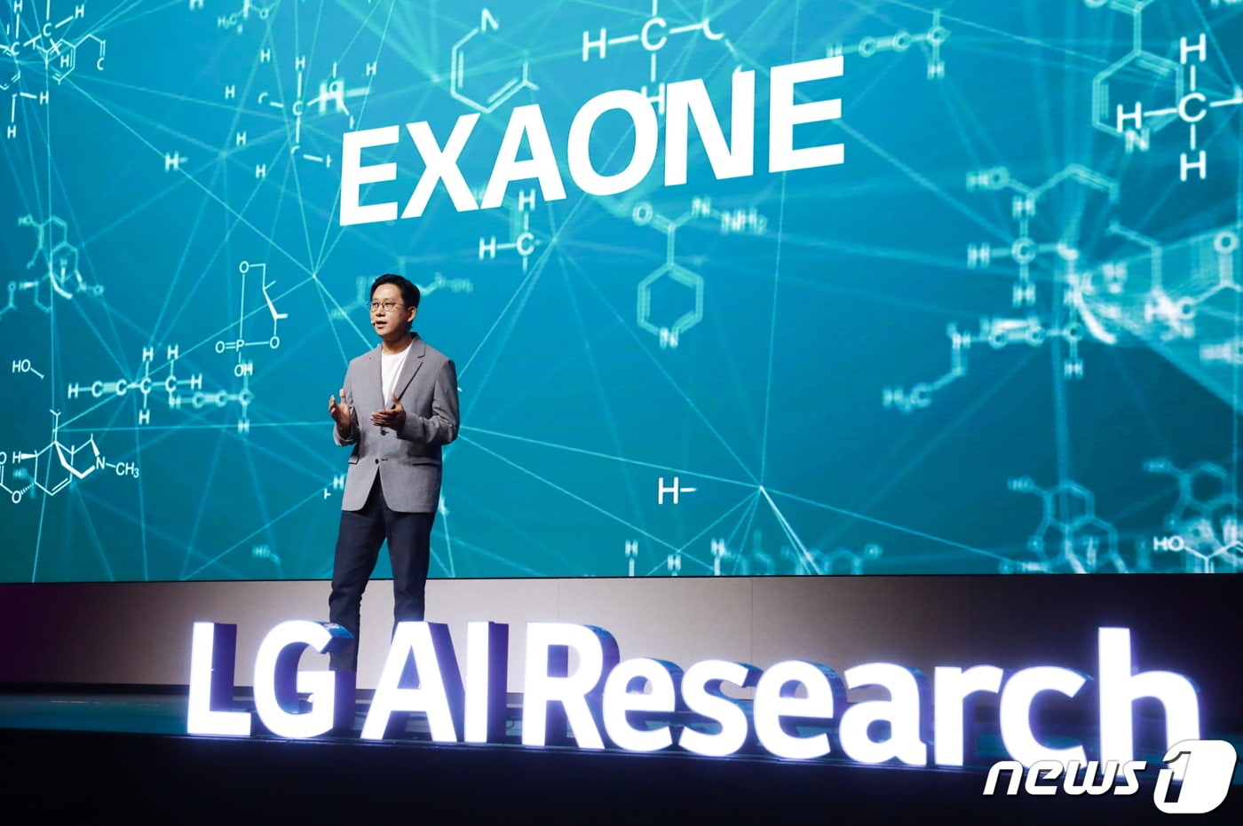 강력해지고 비용은 낮춘 AI…LG '엑사원 3.0' 오픈소스로 공개 - 뉴스1