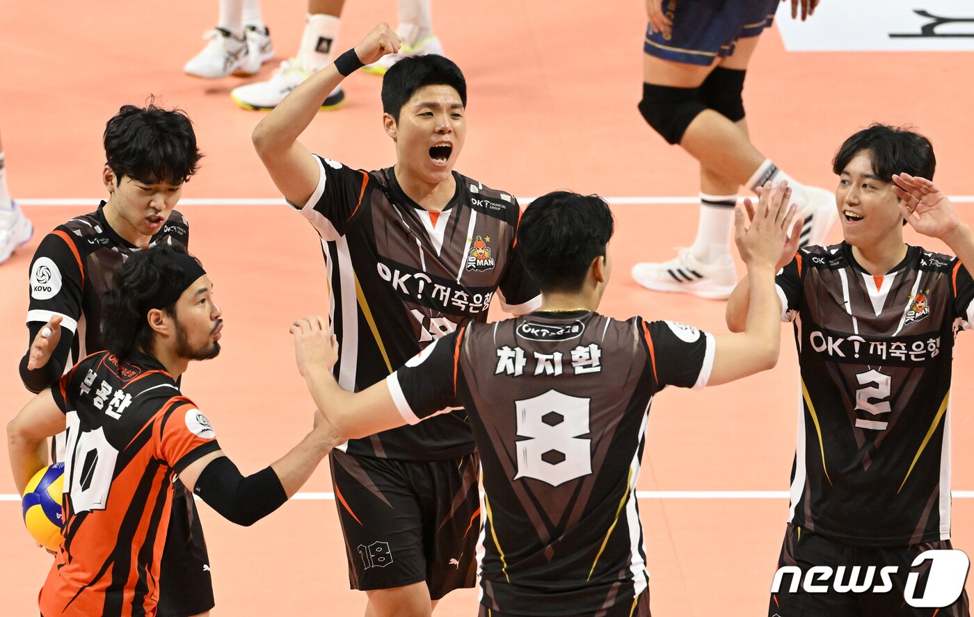 OK금융, 우리카드 잡고 KOVO컵 4강 진출…대한항공은 3전 전승(종합) - 뉴스1