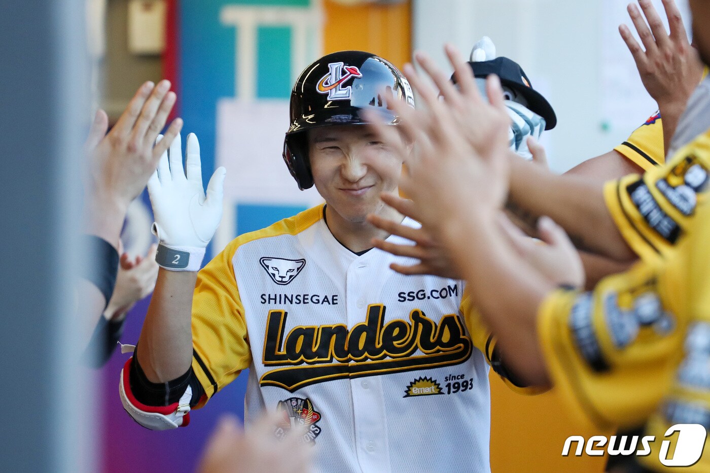 '9회 박성한 역전포' SSG, KT 꺾고 3연패 탈출 - 뉴스1