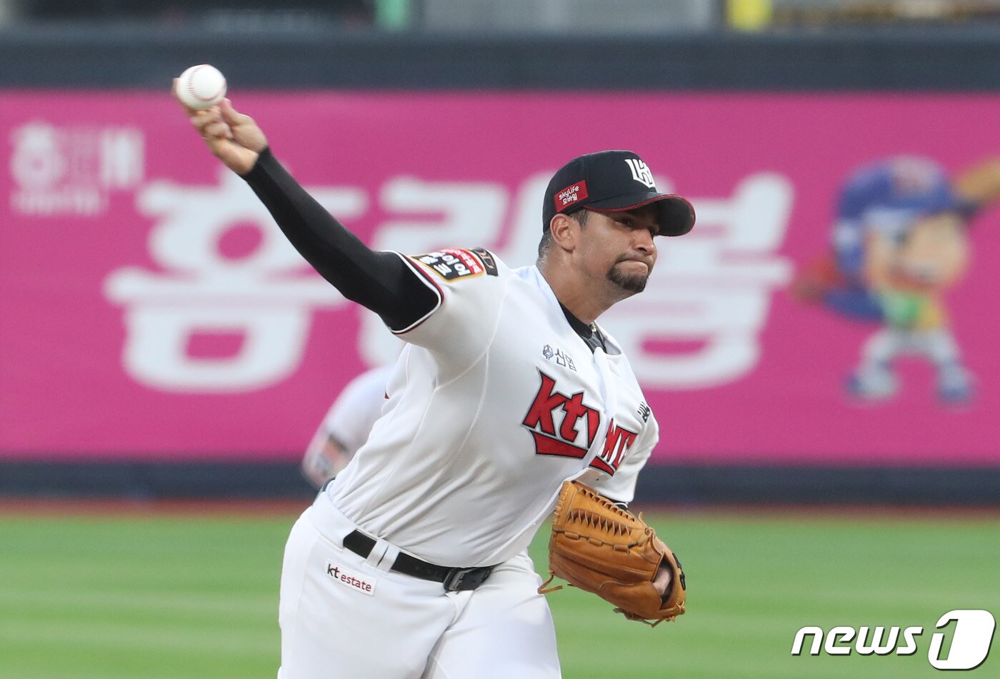 쿠에바스 9승+강백호 결승타… 2위 KT, 한화에 DH 1차전 7-0 완승 - 뉴스1