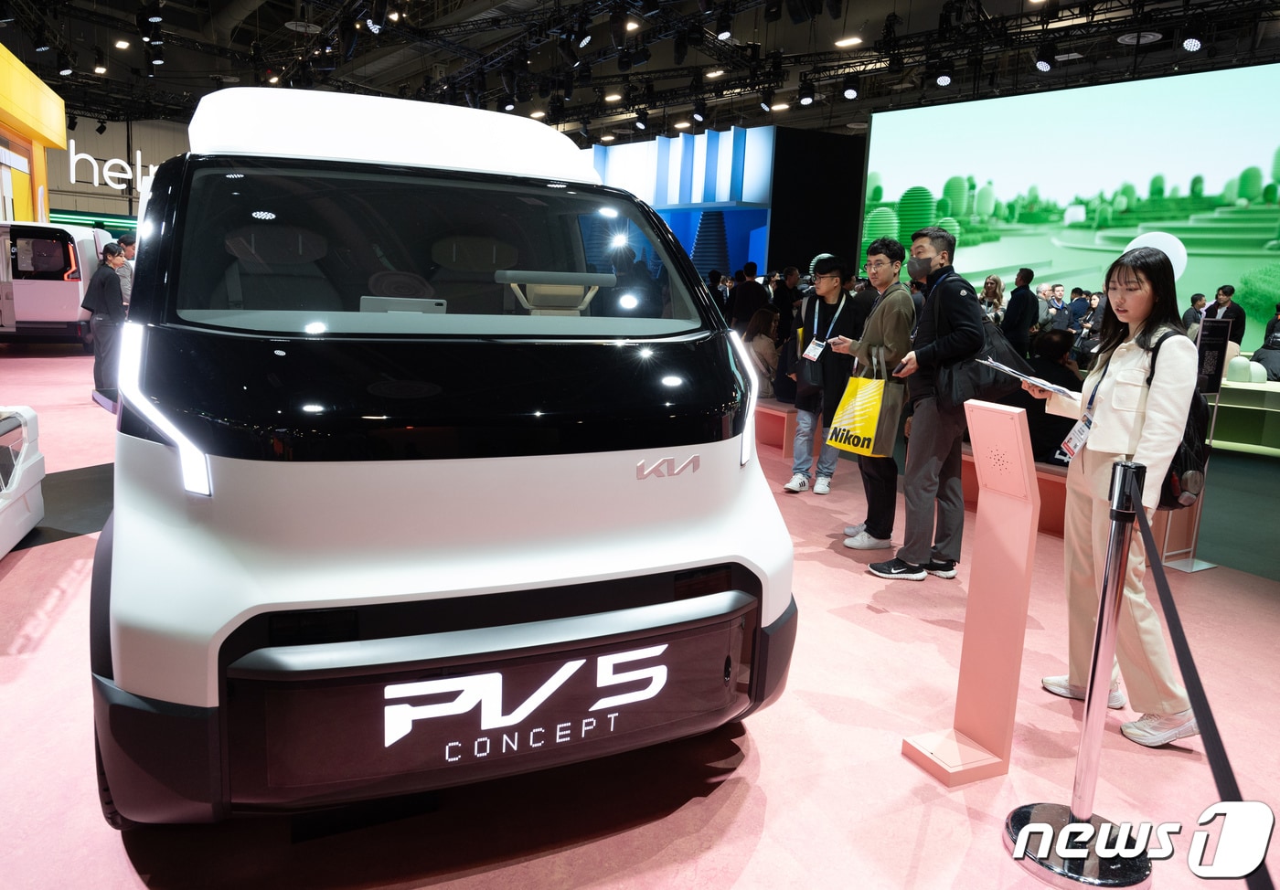 "고객 중심 모빌리티 솔루션"…기아, PBV 콘셉트 라인업 실물 첫 공개[CES 현장] - 뉴스1