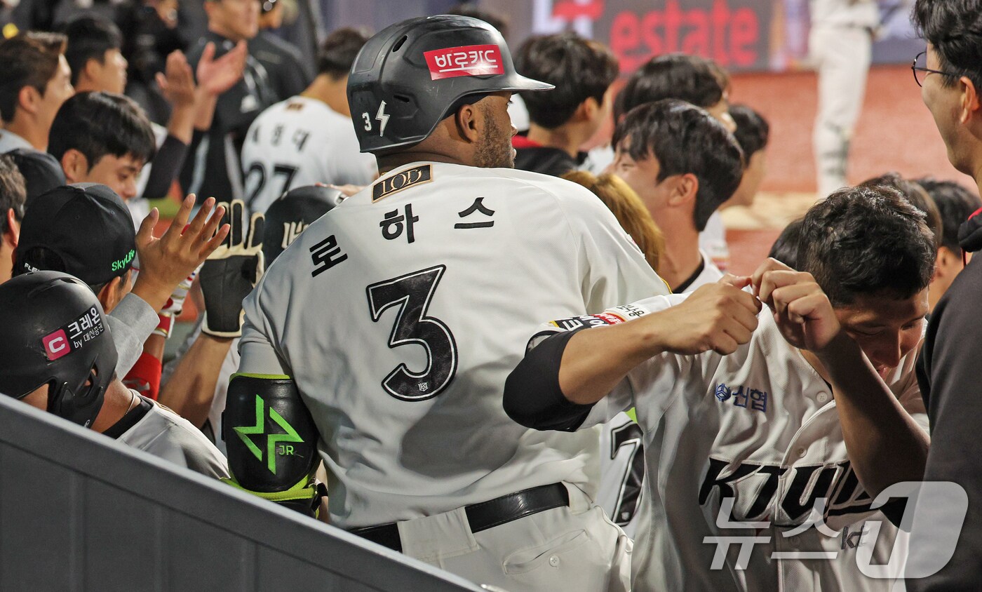'로하스 2홈런 원맨쇼' KT, 5위 결정전서 극적인 역전승…WC전 진출 - 뉴스1