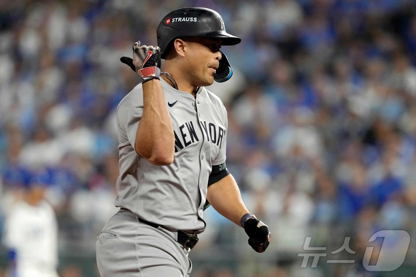 '스탠튼 결승포' 뉴욕 양키스, KC에 3-2 신승…ALCS까지 1승 남았다 - 뉴스1