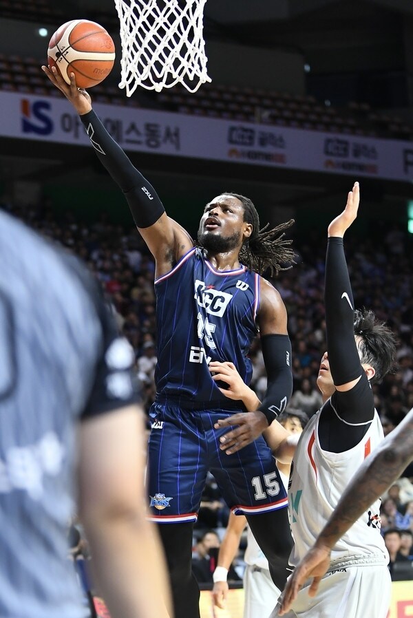 '디펜딩 챔프' KCC, 버튼 앞세워 KT에 역전승…DB·LG도 첫 승 신고 - 뉴스1