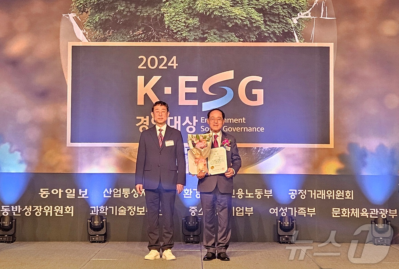 BNK금융그룹, 2024 K-ESG 경영대상서 '종합 ESG대상' 등 2관왕 - 뉴스1