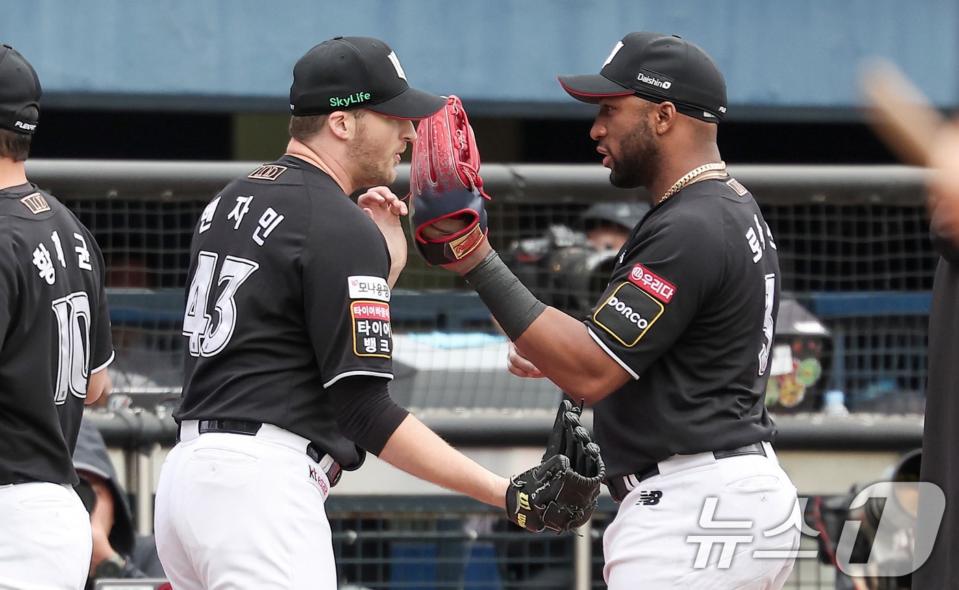 수비도 잘 하는 로하스, 공수 맹활약으로 KT '업셋' 이끌다[WC2] - 뉴스1